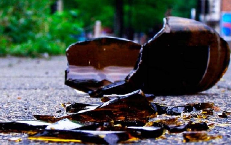 Fiesta descontrolada: Le guiñó el ojo a la mujer de un invitado y le ...