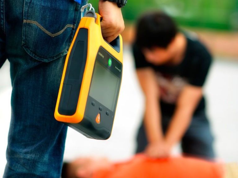 Piden respetar la obligatoriedad de contar con desfibriladores: "Debemos estar preparados para ...