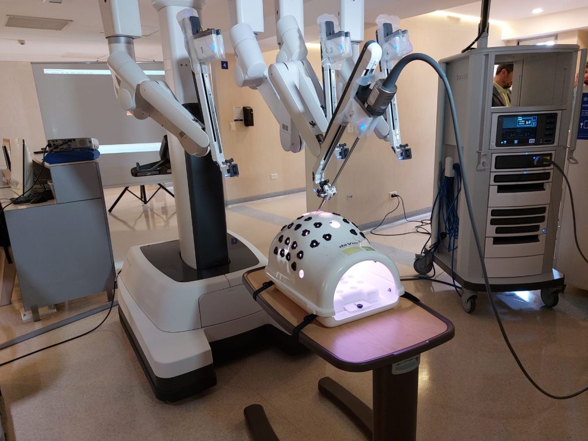 La Clínica Colón incorporó un robot que da más seguridad y precisión en ...