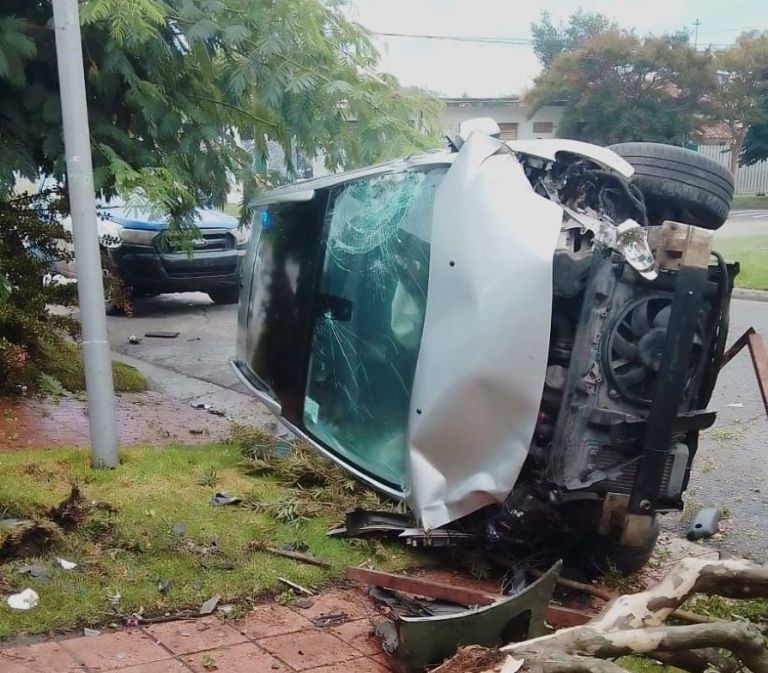 Encontraron un auto chocado y volcado sin ocupantes: buscan al dueño ...