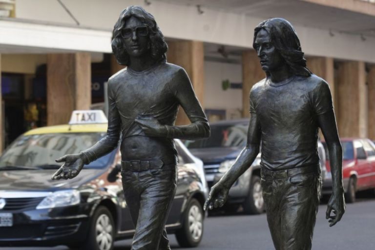 Sui Generis: diez años de una estatua que habla de la historia ...